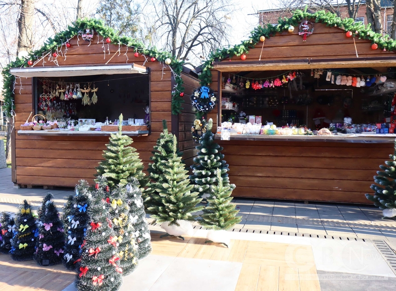 Святкове містечко розгортають у Кропивницькому (фоторепортаж). Читайте на UKR.NET